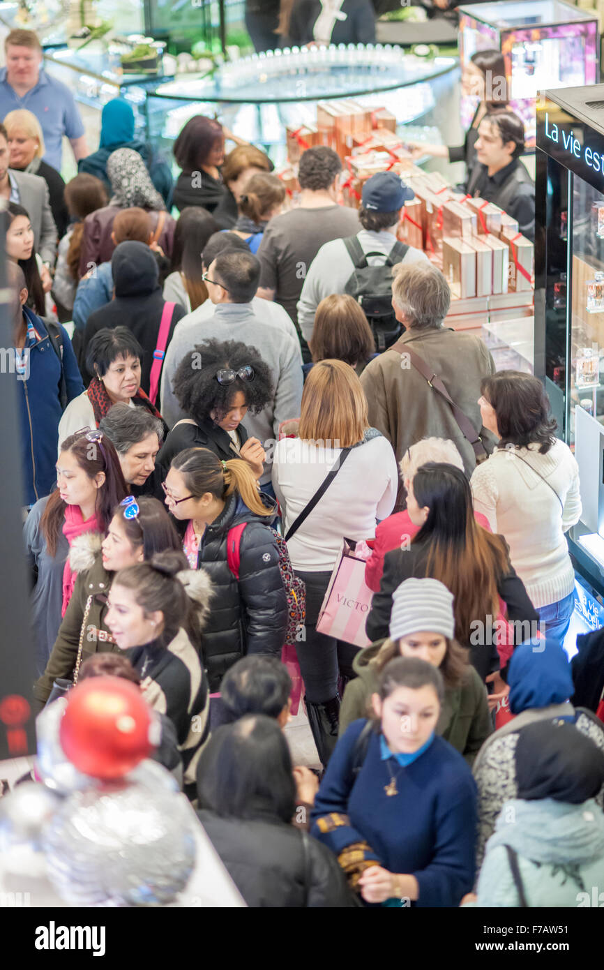 Shopping fight hi-res stock photography and images - Alamy