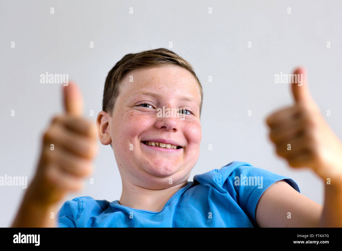 Boy with thumbs up hi-res stock photography and images - Alamy