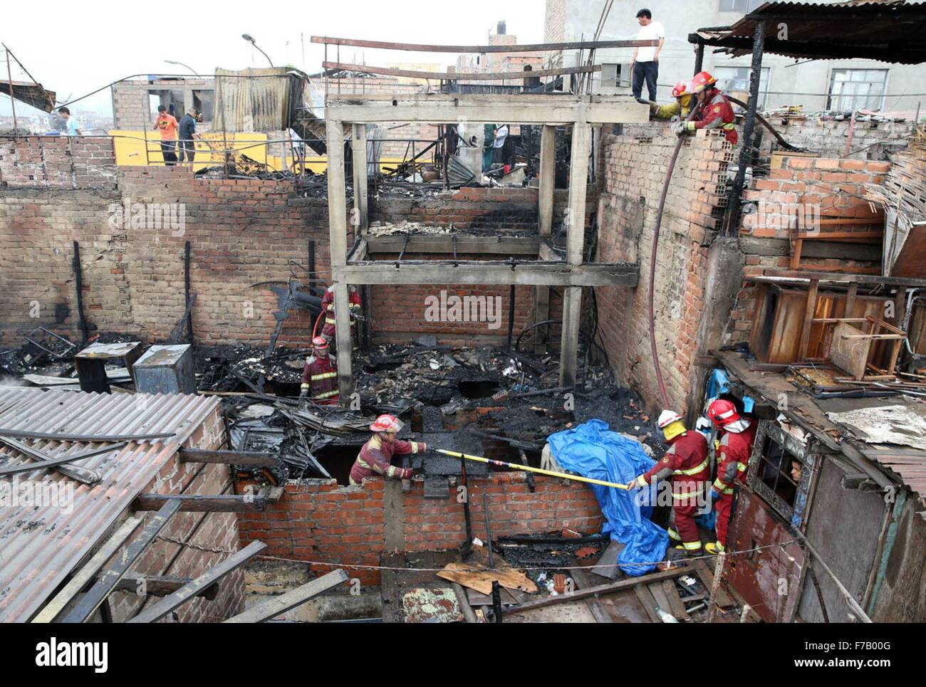Lima, Peru. 27th Nov, 2015. Firemen work at the scene of a fire in Lima ...