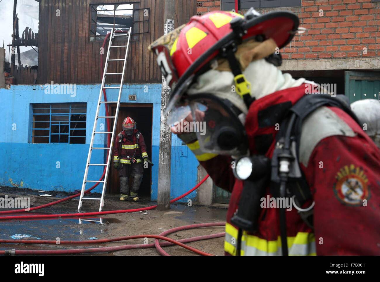 Lima, Peru. 27th Nov, 2015. Firemen work at the scene of a fire in Lima ...