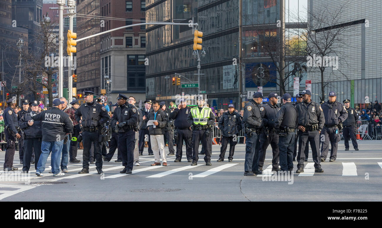 New york police officers guard hi-res stock photography and images - Alamy