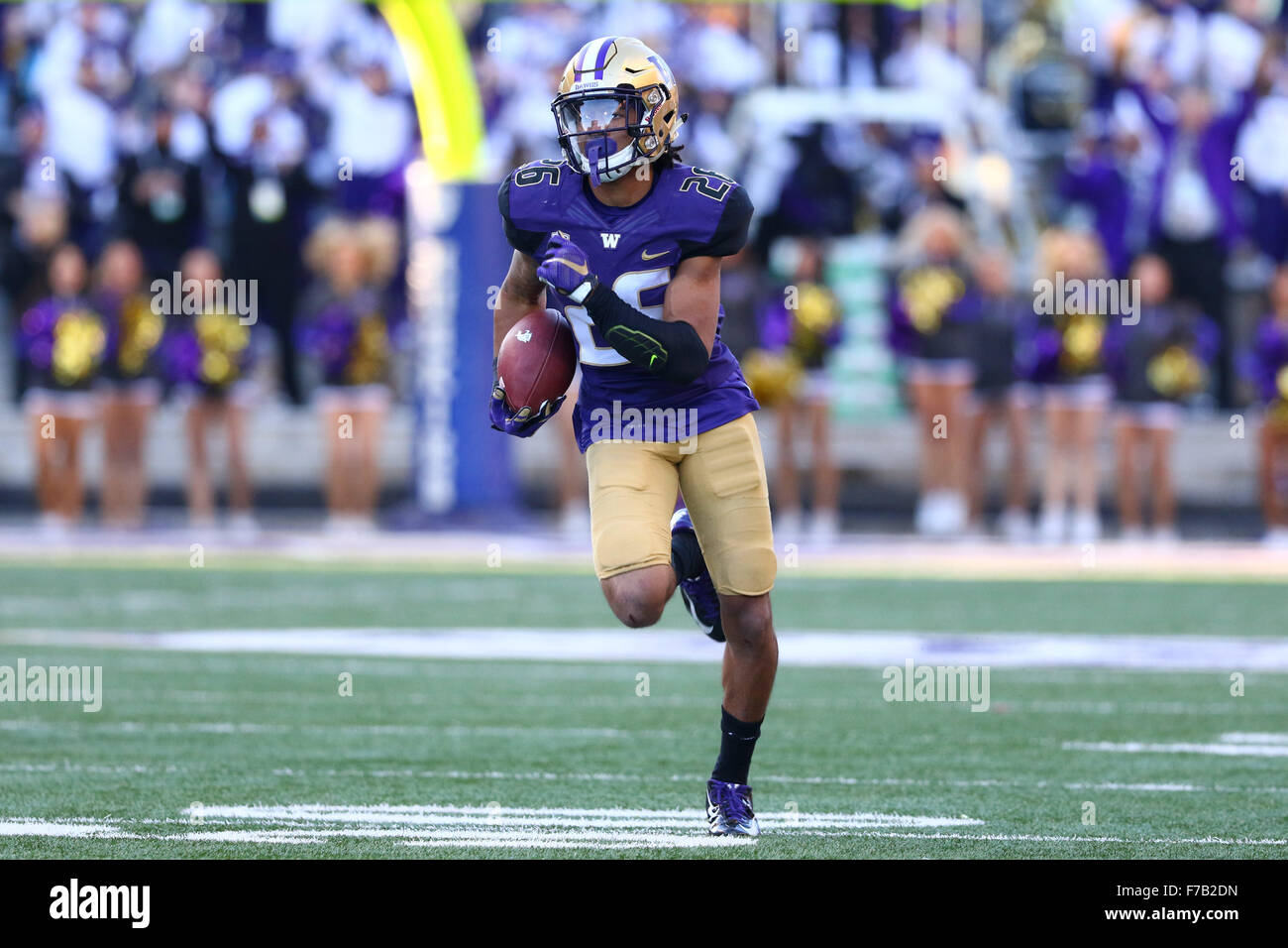 November 27, 2015: Washington defender Sidney Jones (26) returns an ...