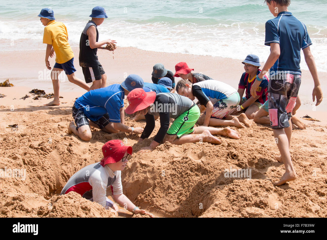 Australian students on the beach hi-res stock photography and images ...