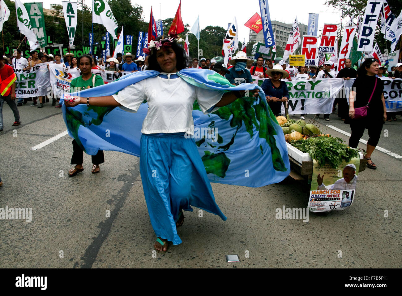 Philippines. 28th Nov, 2015. A march participant dressed as Mother ...
