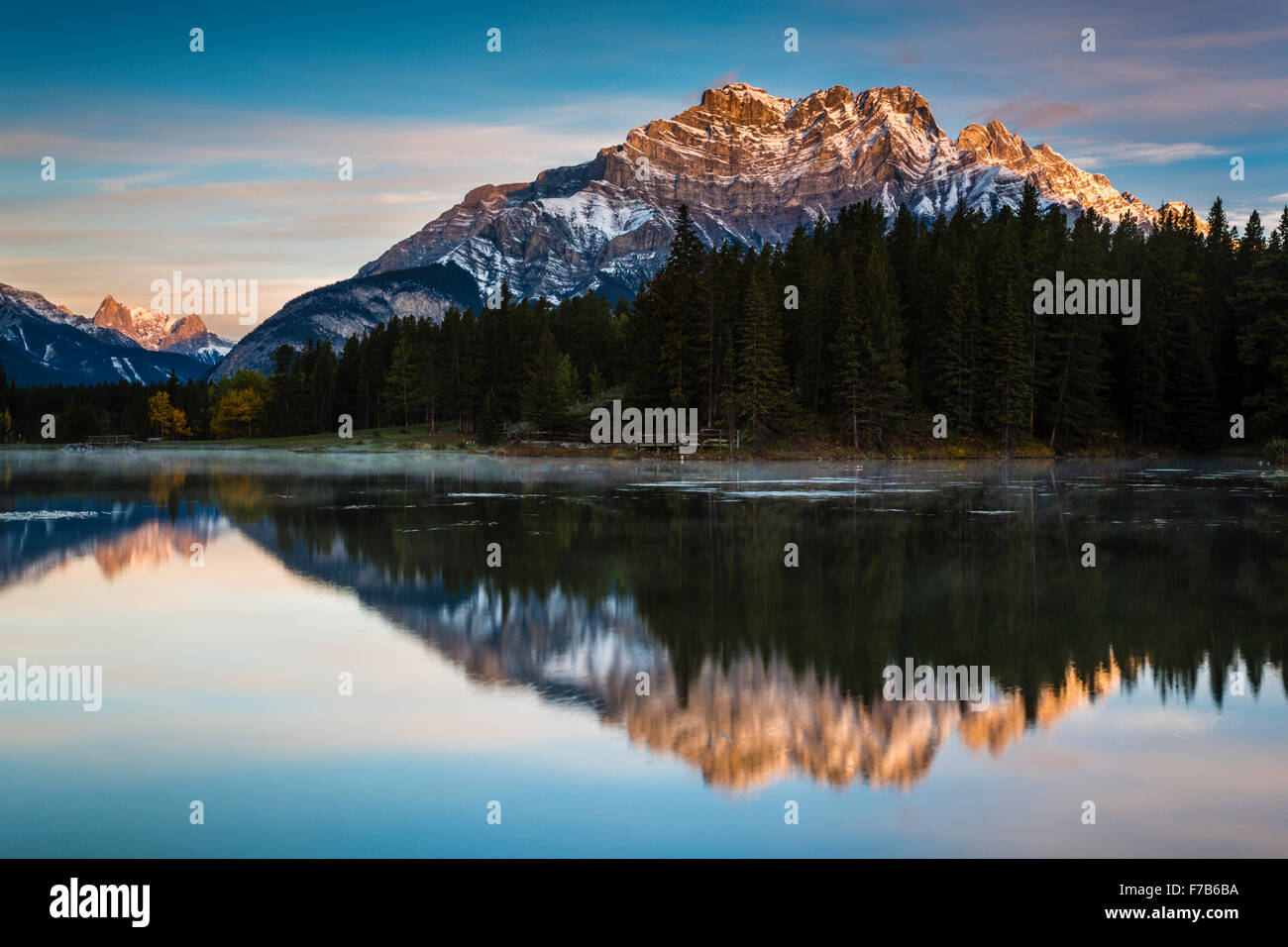 Sunrise, Johnson lake, Cascade Mountain, Banff Nationalpark, Alberta ...