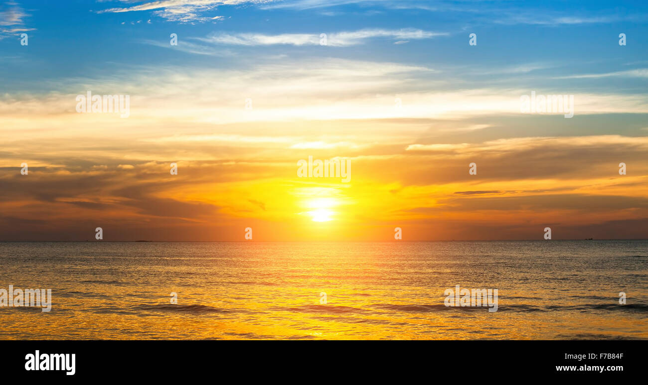 Light over ocean hi-res stock photography and images - Alamy