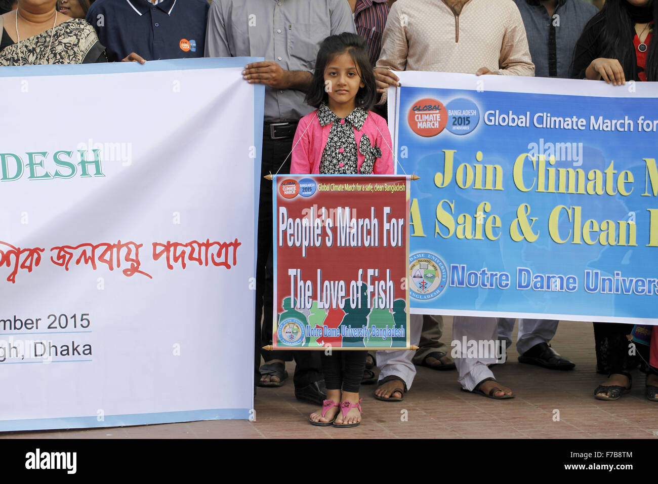 Dhaka, Bangladesh. 28th November, 2015. People are gathering and ...