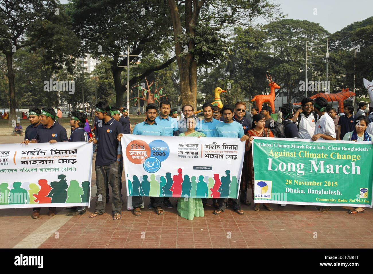 Dhaka, Bangladesh. 28th November, 2015. People are gathering and ...