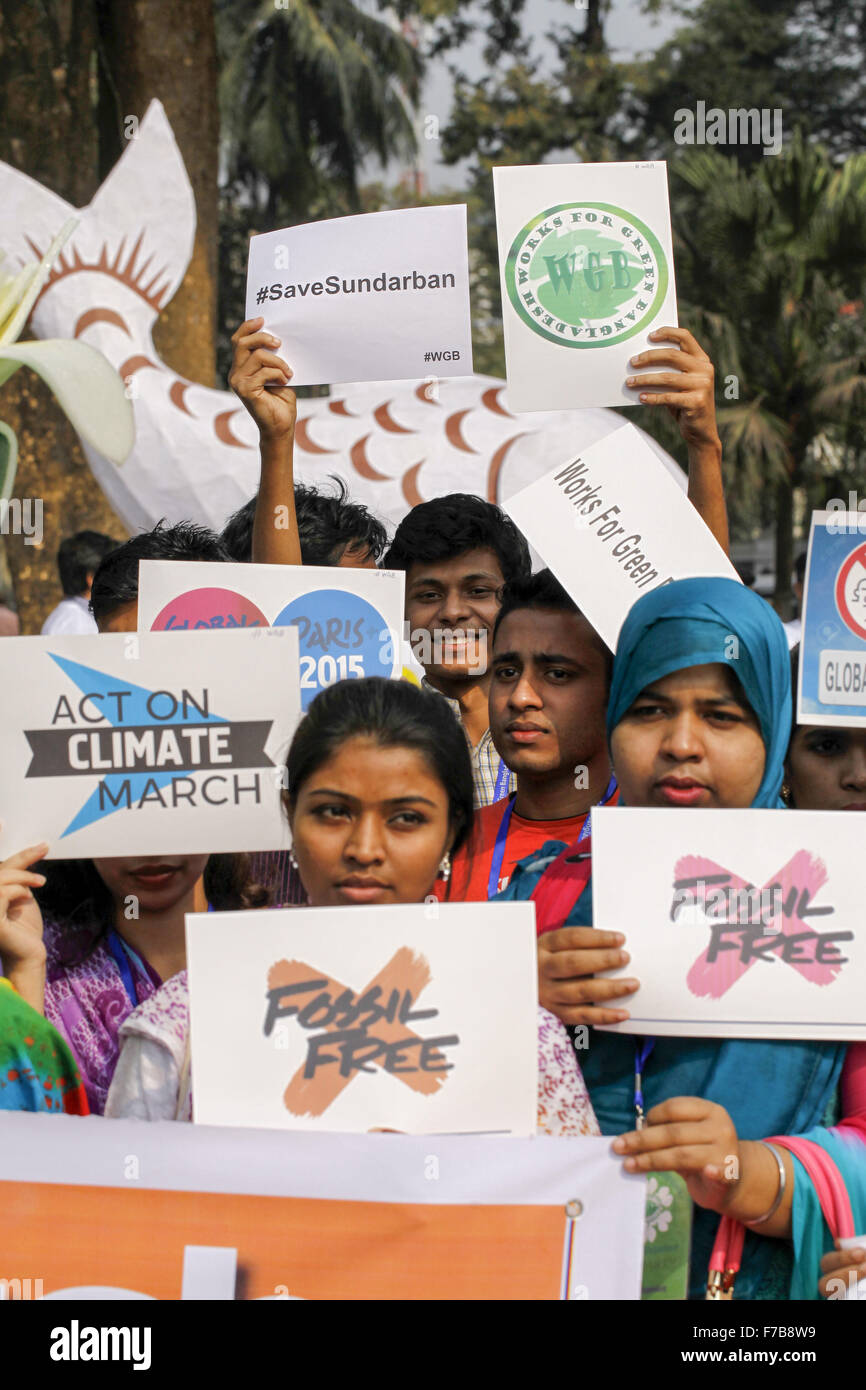 Dhaka, Bangladesh. 28th November, 2015. People are gathering and ...