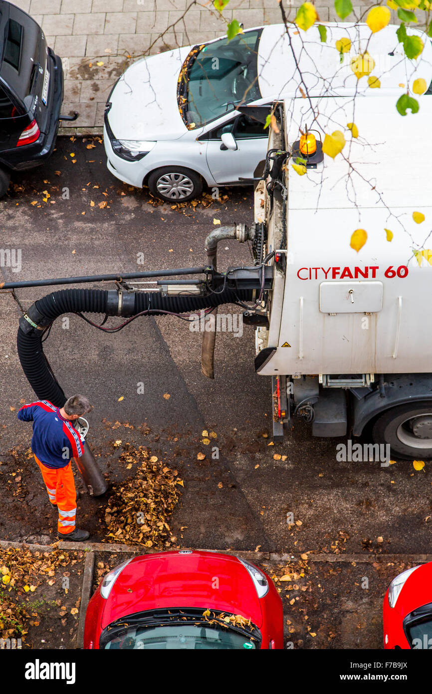 Special vacuum car, to clean streets, hovering of fall foliage in Essen ...