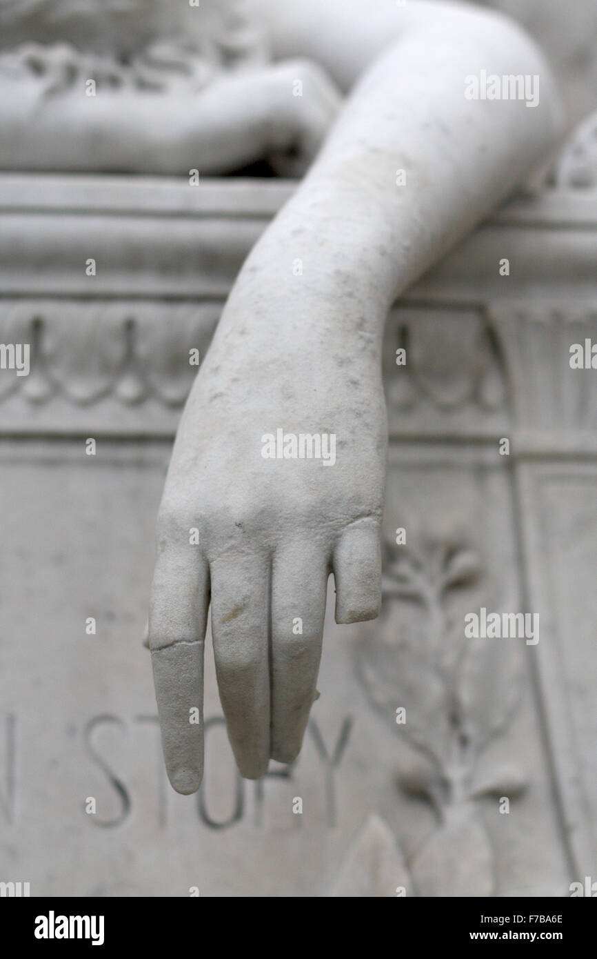 Broken statue of woman hi-res stock photography and images - Alamy