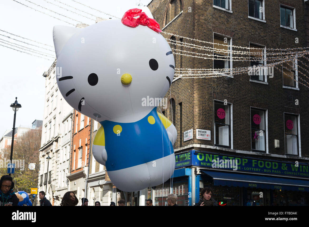London, UK. 28 November 2015. Handlers manoeuvre a giant Hello Kitty ...