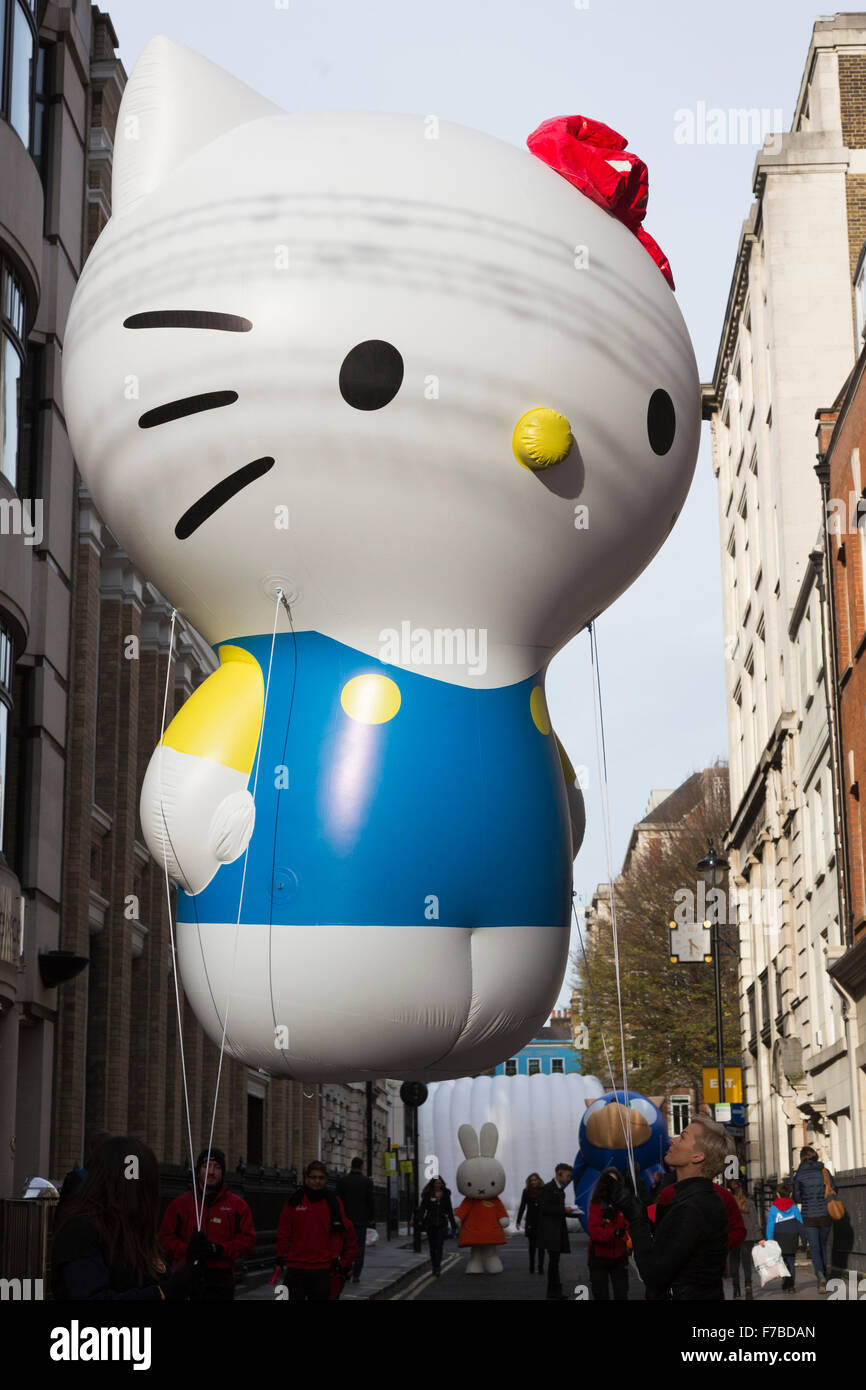 London, UK. 28 November 2015. Handlers manoeuvre a giant Hello Kitty ...