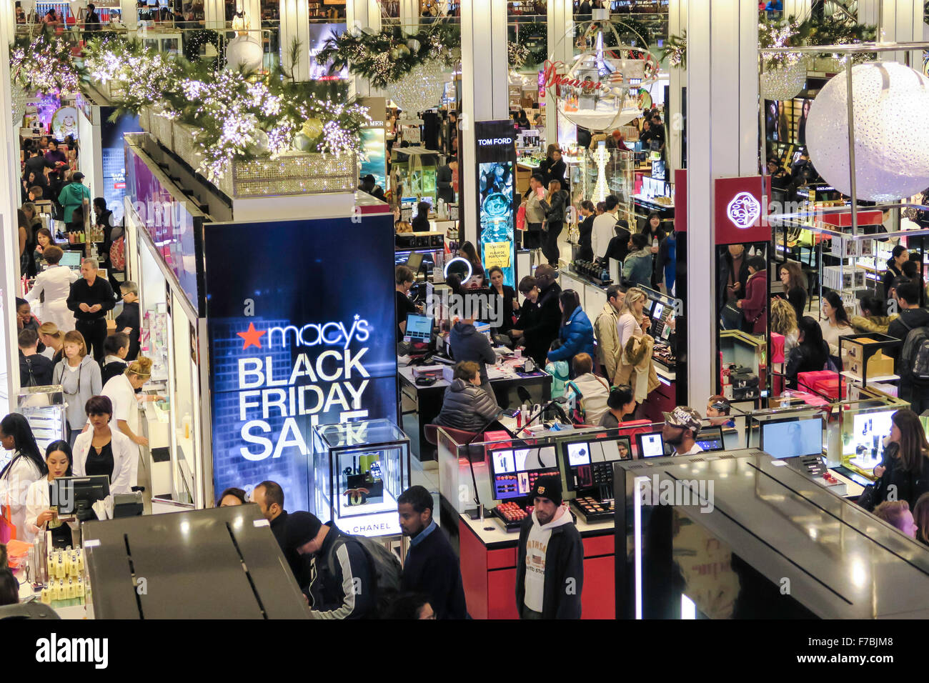 Crowds Shopping at Macy's Flagship Department Store in Herald Square on ...