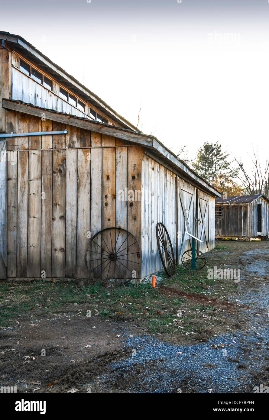 Wooden Barn And Wagon Wheels Stock Photo - Alamy