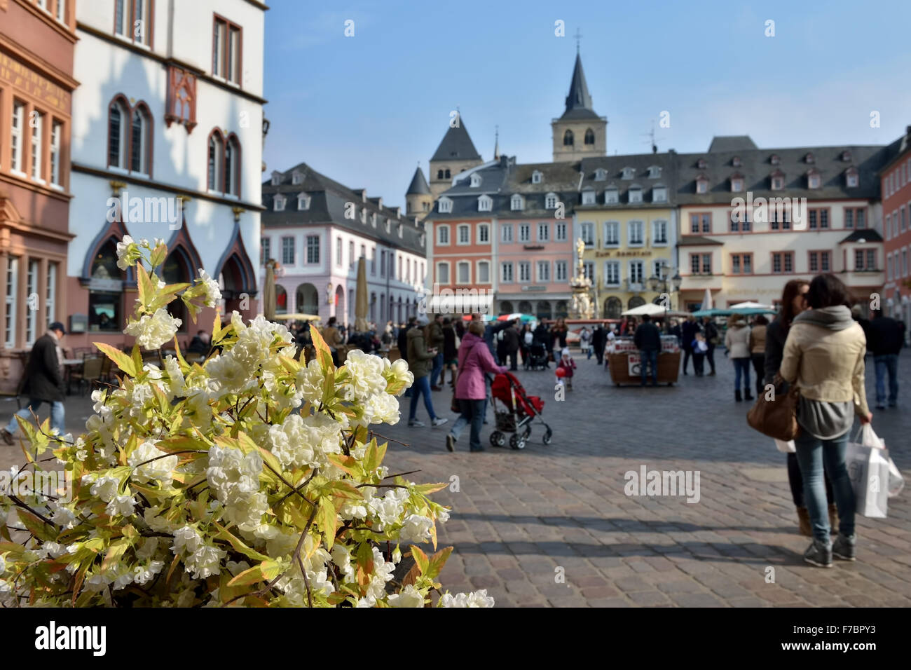 Welcome to golden square hi-res stock photography and images - Alamy