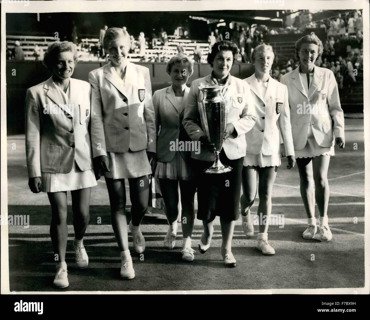 1952 - Duchess of Kent presents the Wightman Cup - Great Britain won ...