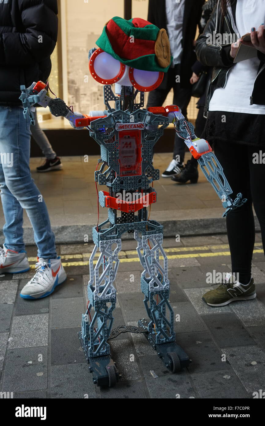 London, UK. 28th November, 2015. Hundreds of people attends the Hamleys ...