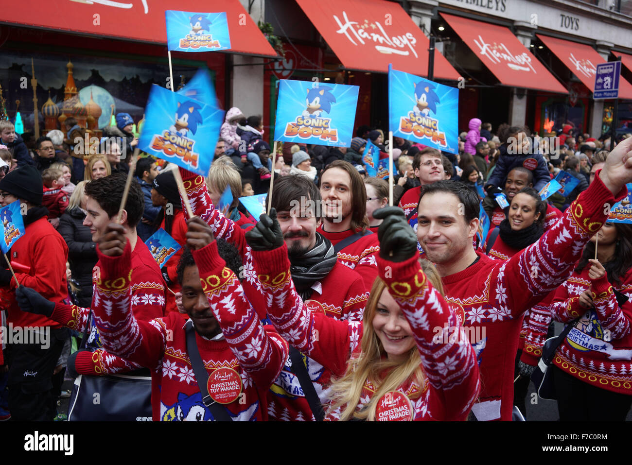 London, UK. 28th November, 2015. Hundreds of people attends the Hamleys ...