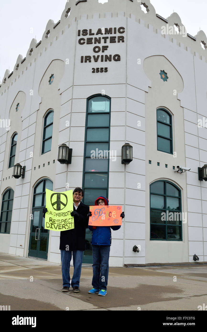 Irving, Texas, USA. 28th Nov, 2015. Protesters showing solidarity with ...
