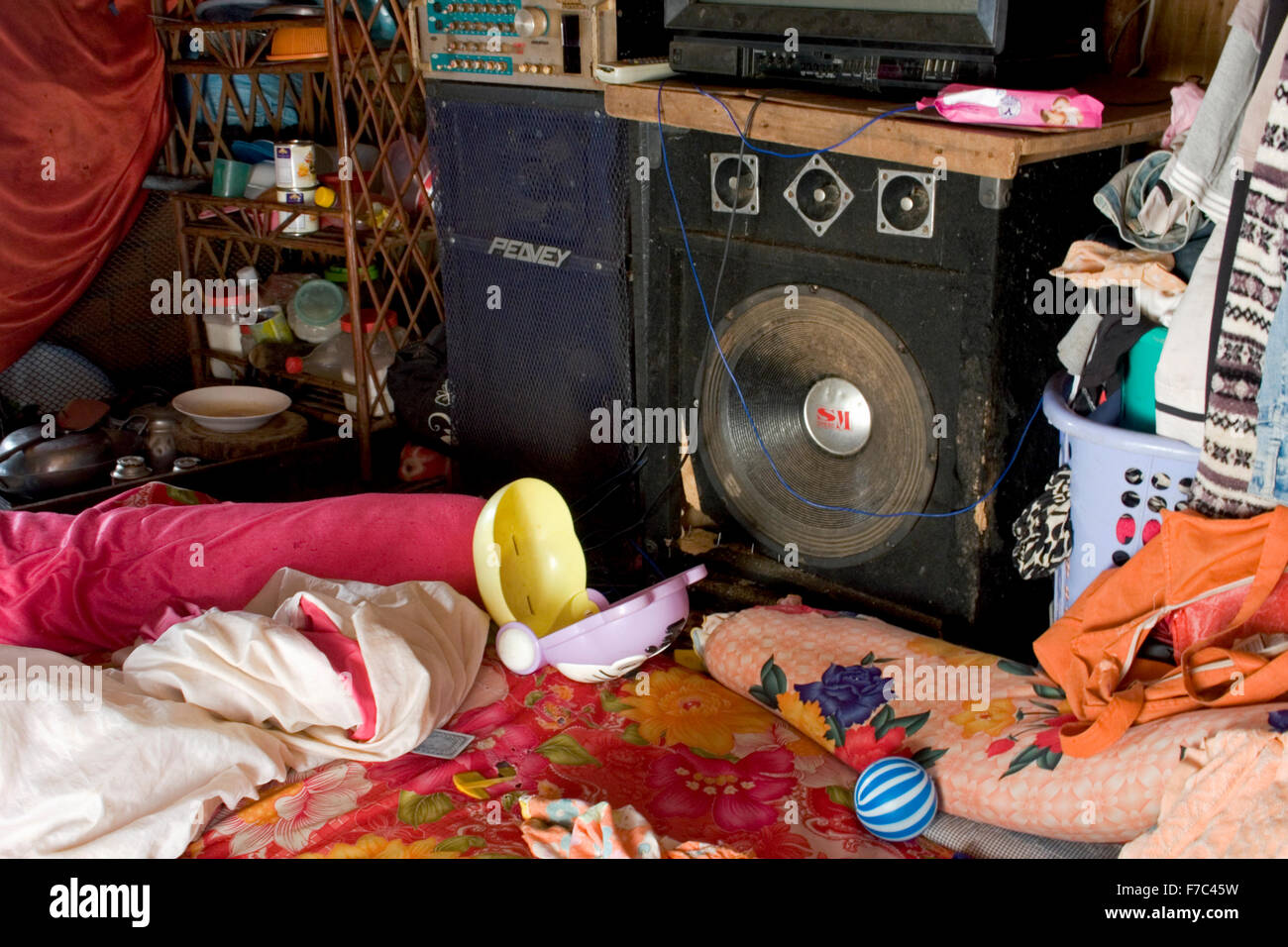 Cramped living hi-res stock photography and images - Alamy