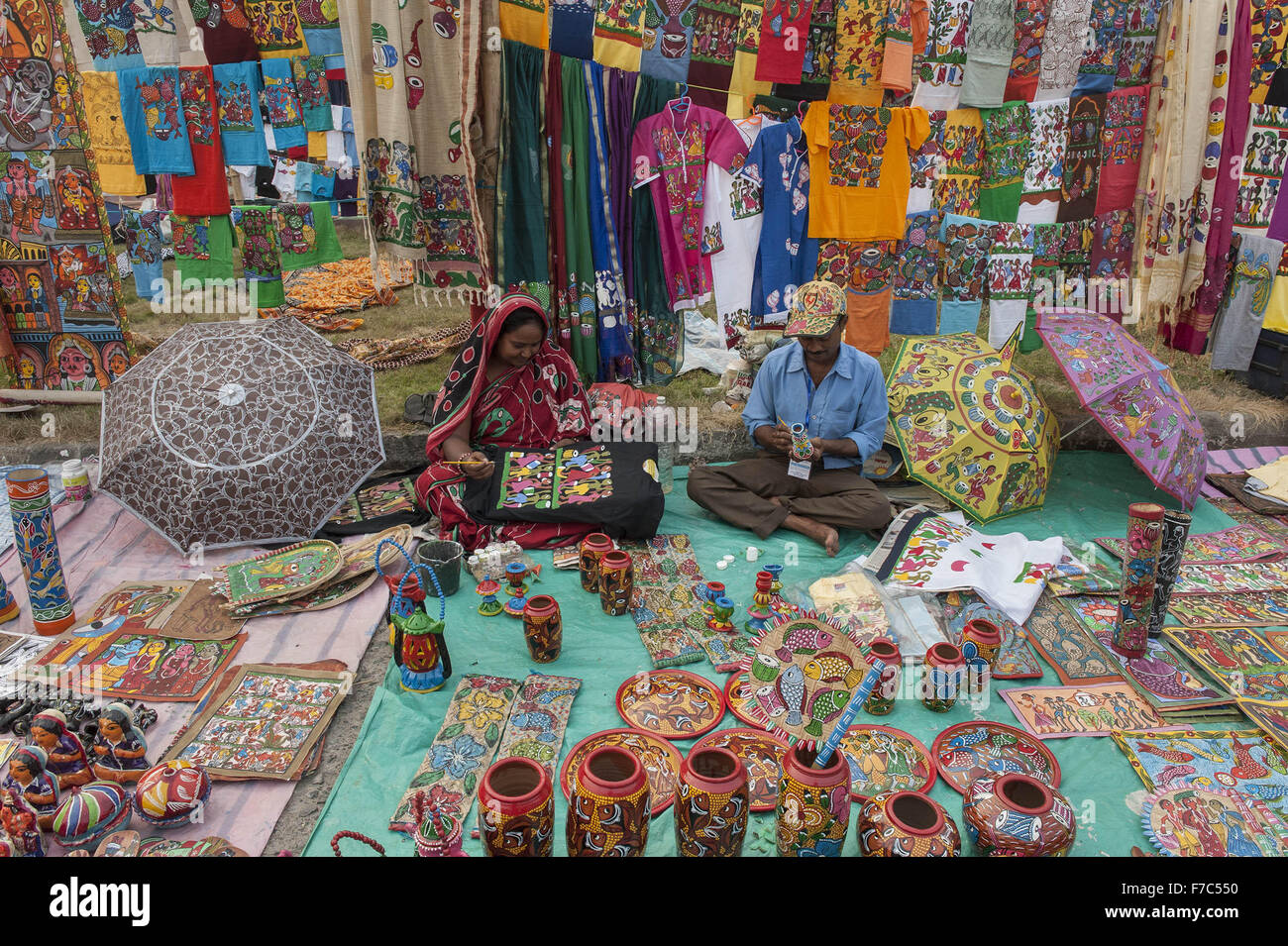 Kolkata, Indian state West Bengal. 28th Nov, 2015. An Indian craftsmen ...