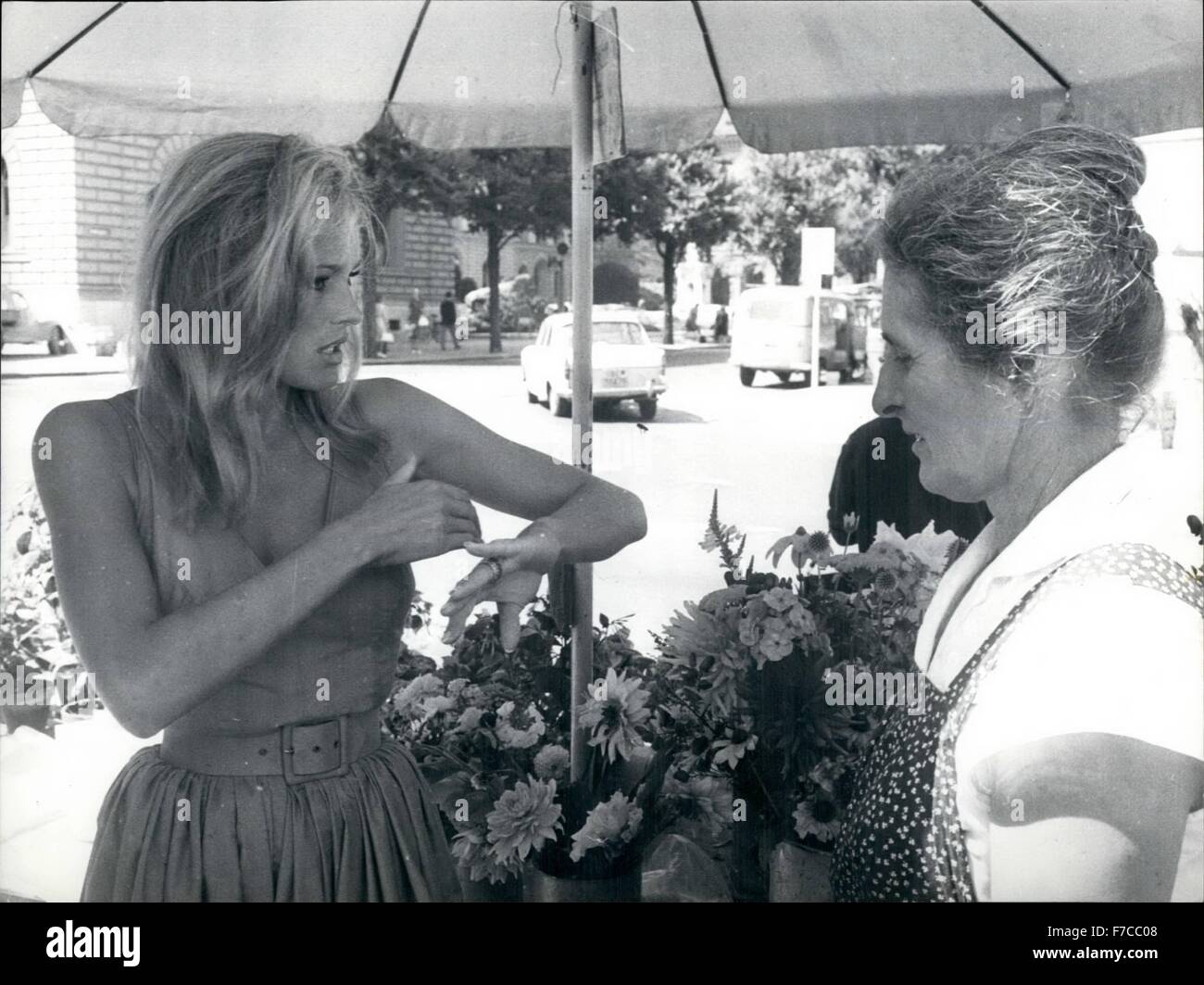 1968 - Ursula Andress: With her mother at the Berne flower market. Miss ...