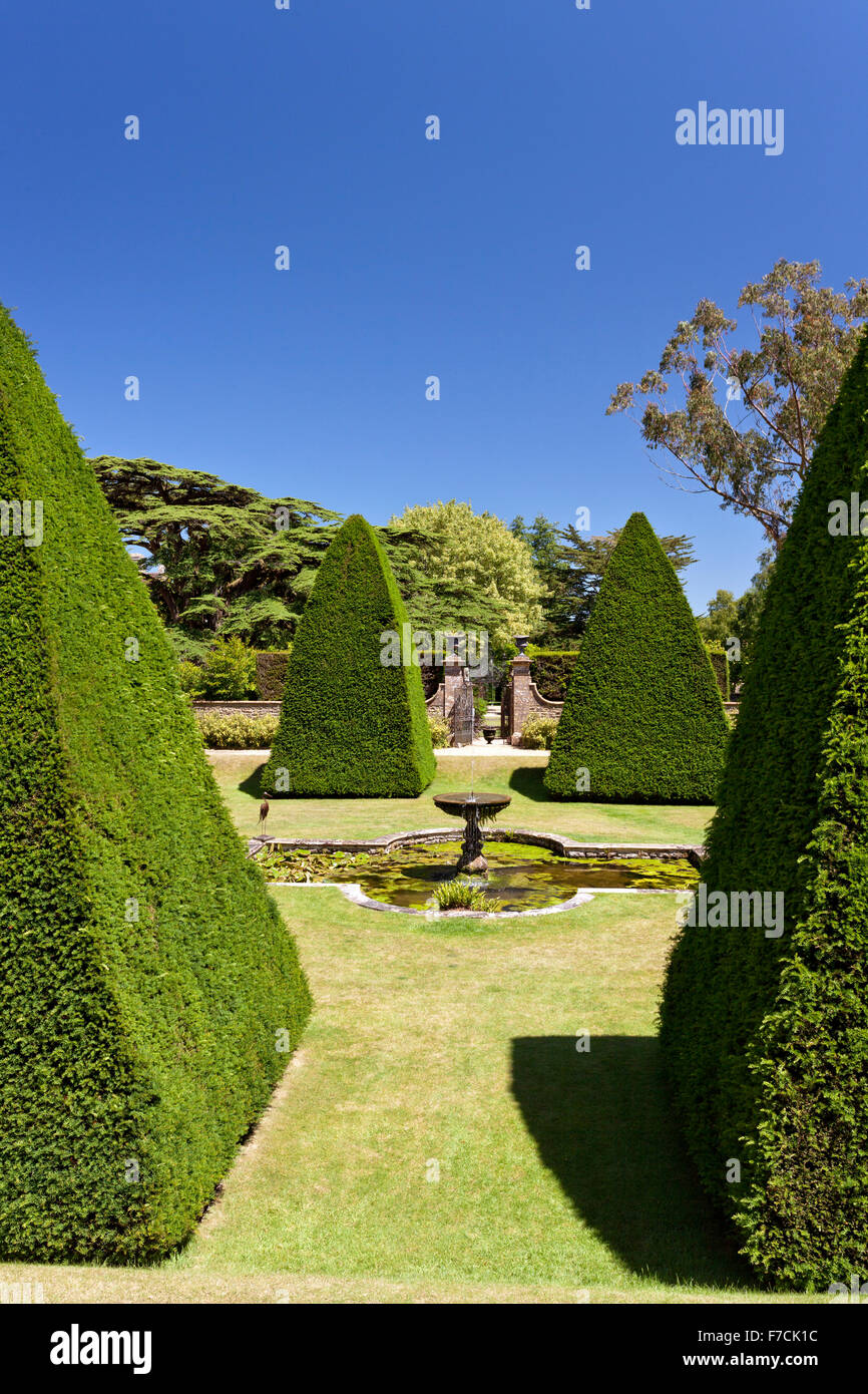 Yew topiary hi-res stock photography and images - Alamy
