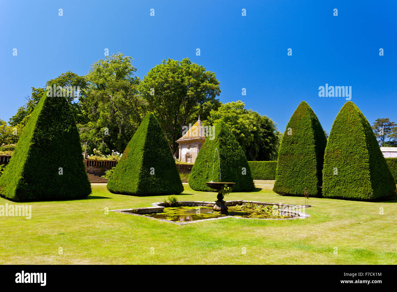 Yew topiary hi-res stock photography and images - Alamy