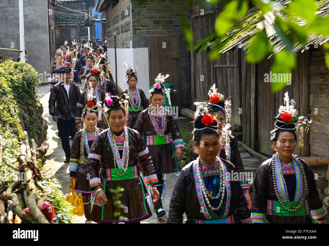 (151129) -- RONGJIANG, Nov. 29, 2015 (Xinhua) -- People of Dong ethnic ...