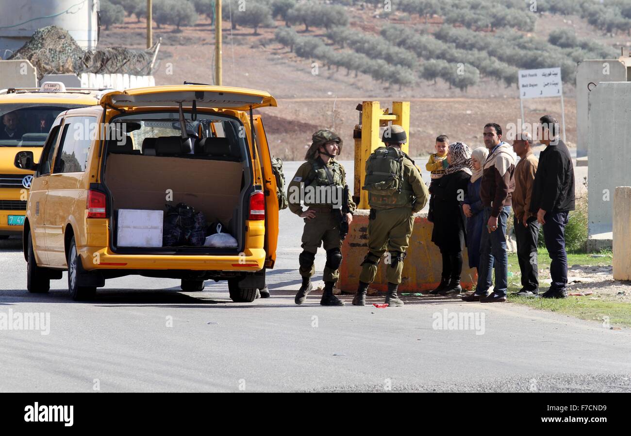 Palestinians pass through israeli checkpoint hi-res stock photography ...