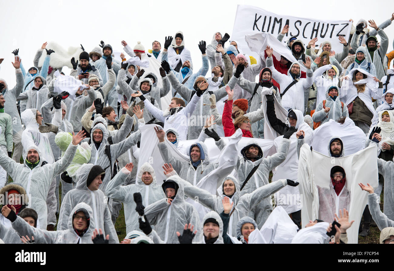 People dressed in white hi-res stock photography and images - Alamy