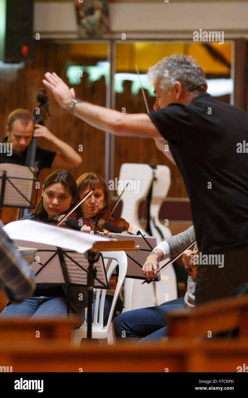 Rehearins with a conductor and playing violin in a rehearsal Stock ...