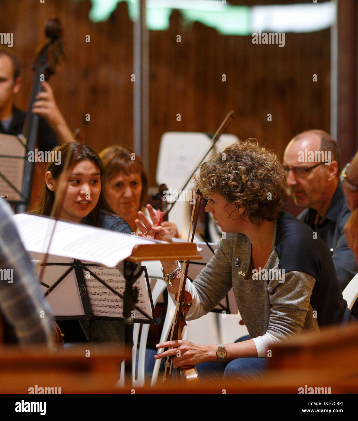 Two girls playing violin hi-res stock photography and images - Alamy