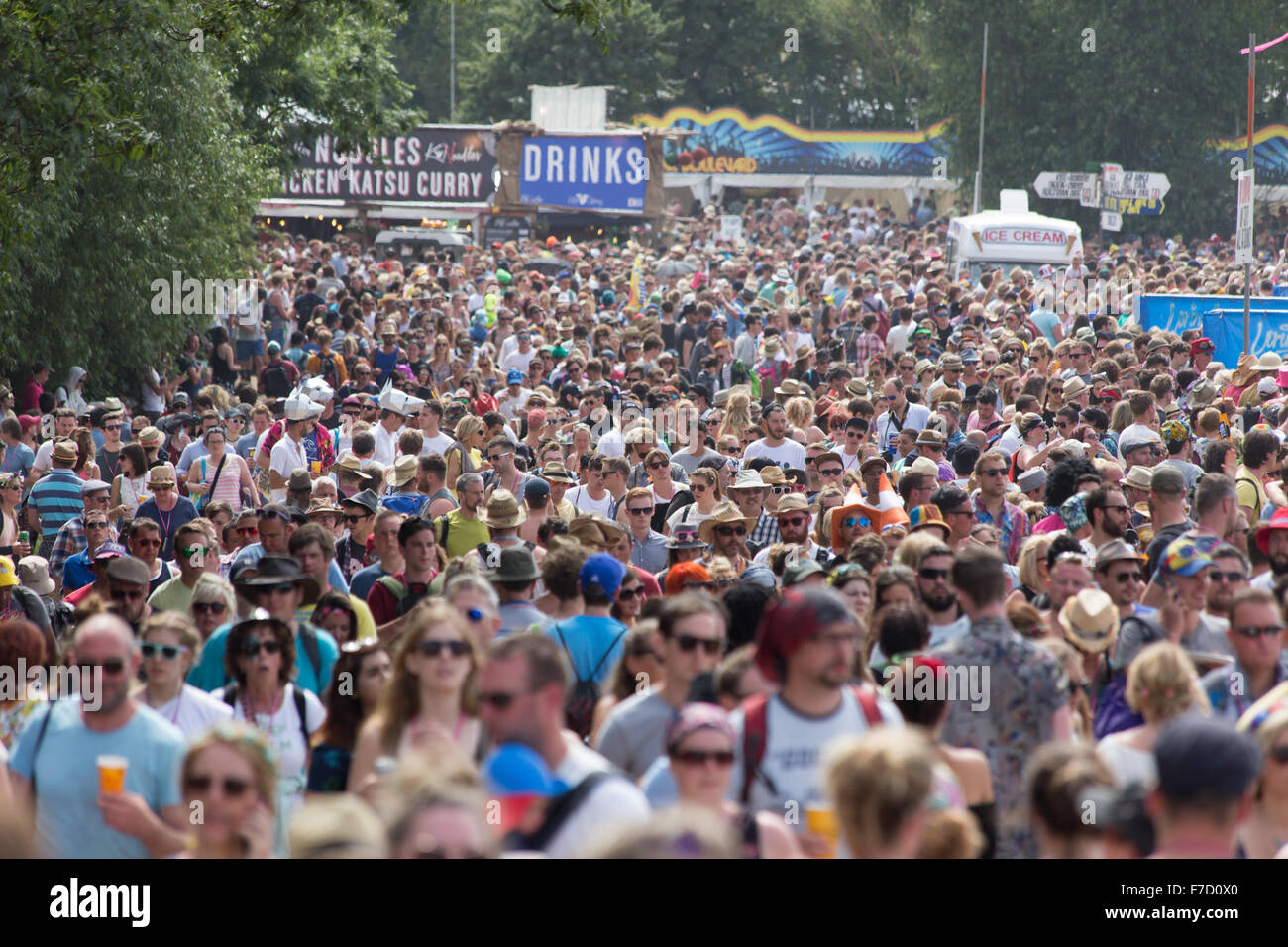 Glastonbury festival crowd hi-res stock photography and images - Alamy