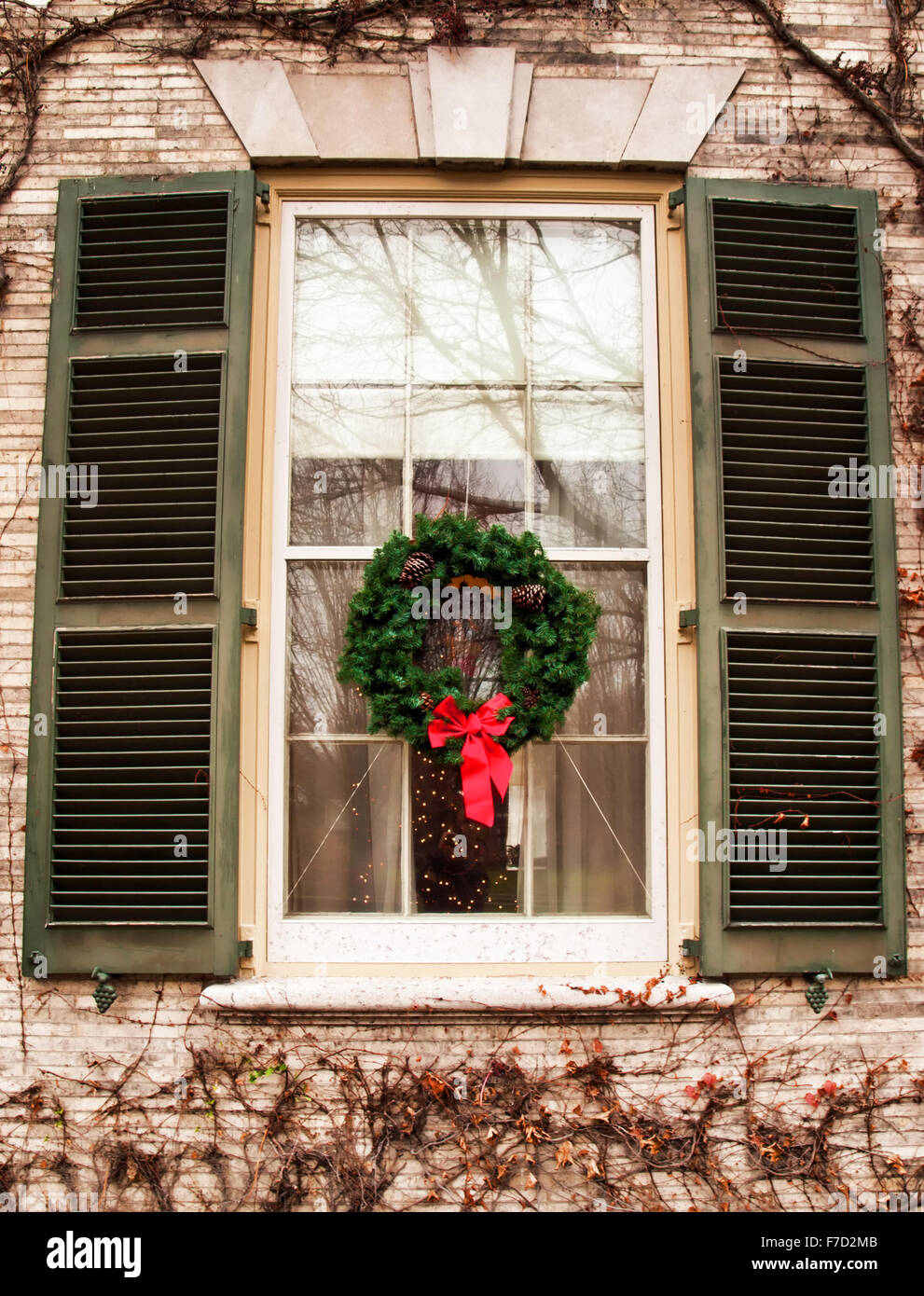 window with ivy and Christmas wreath Stock Photo - Alamy