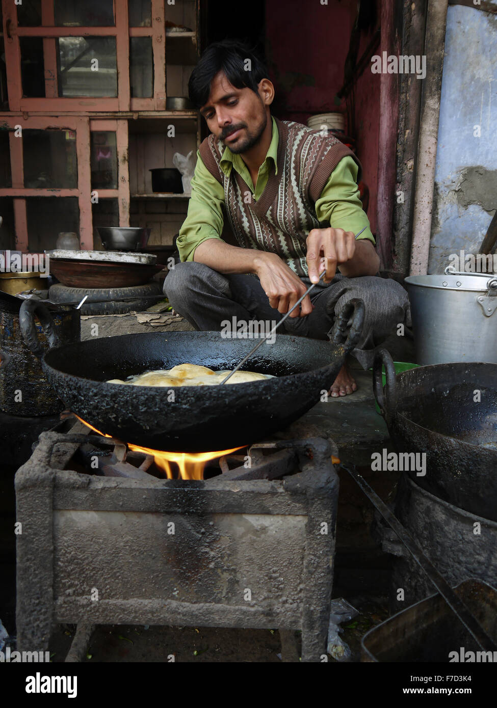 Cauldron boiling oil hi-res stock photography and images - Alamy