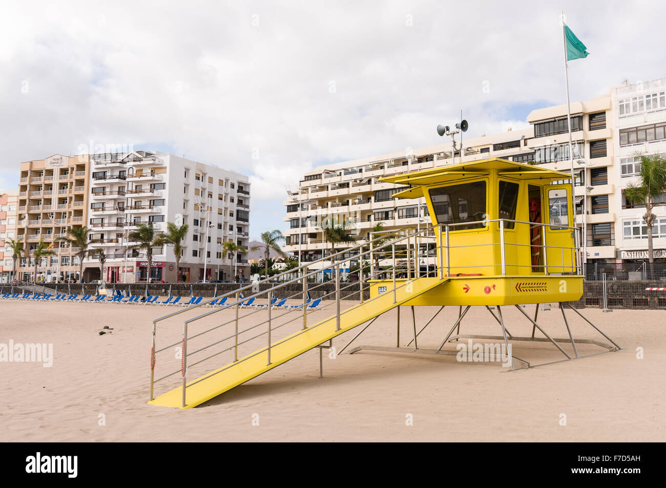 Life guard lifeguards guards lifeguard hi-res stock photography and ...
