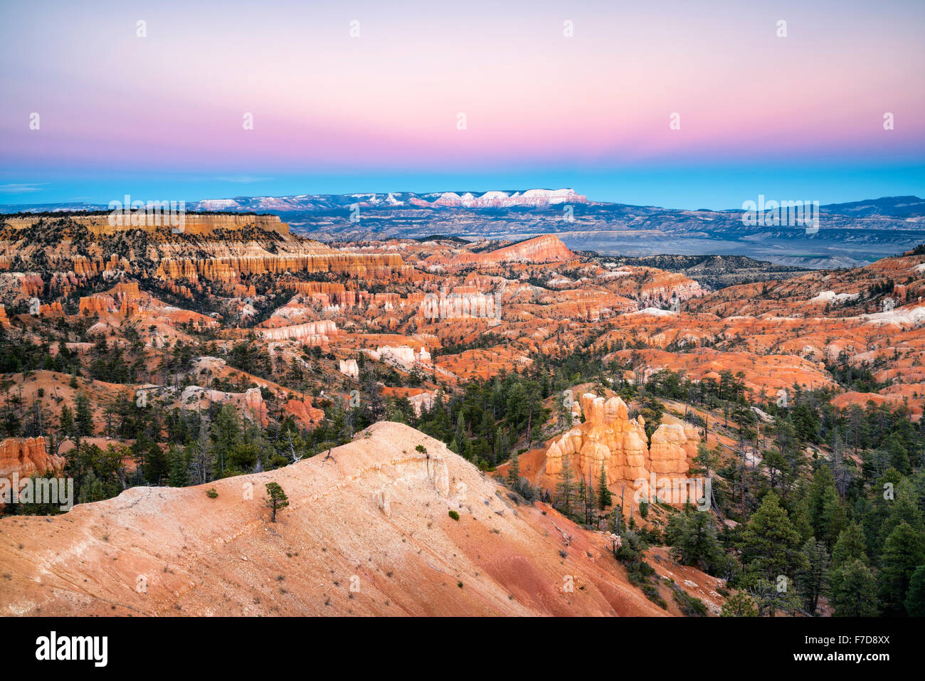 Twilight wedge at Bryce Stock Photo - Alamy