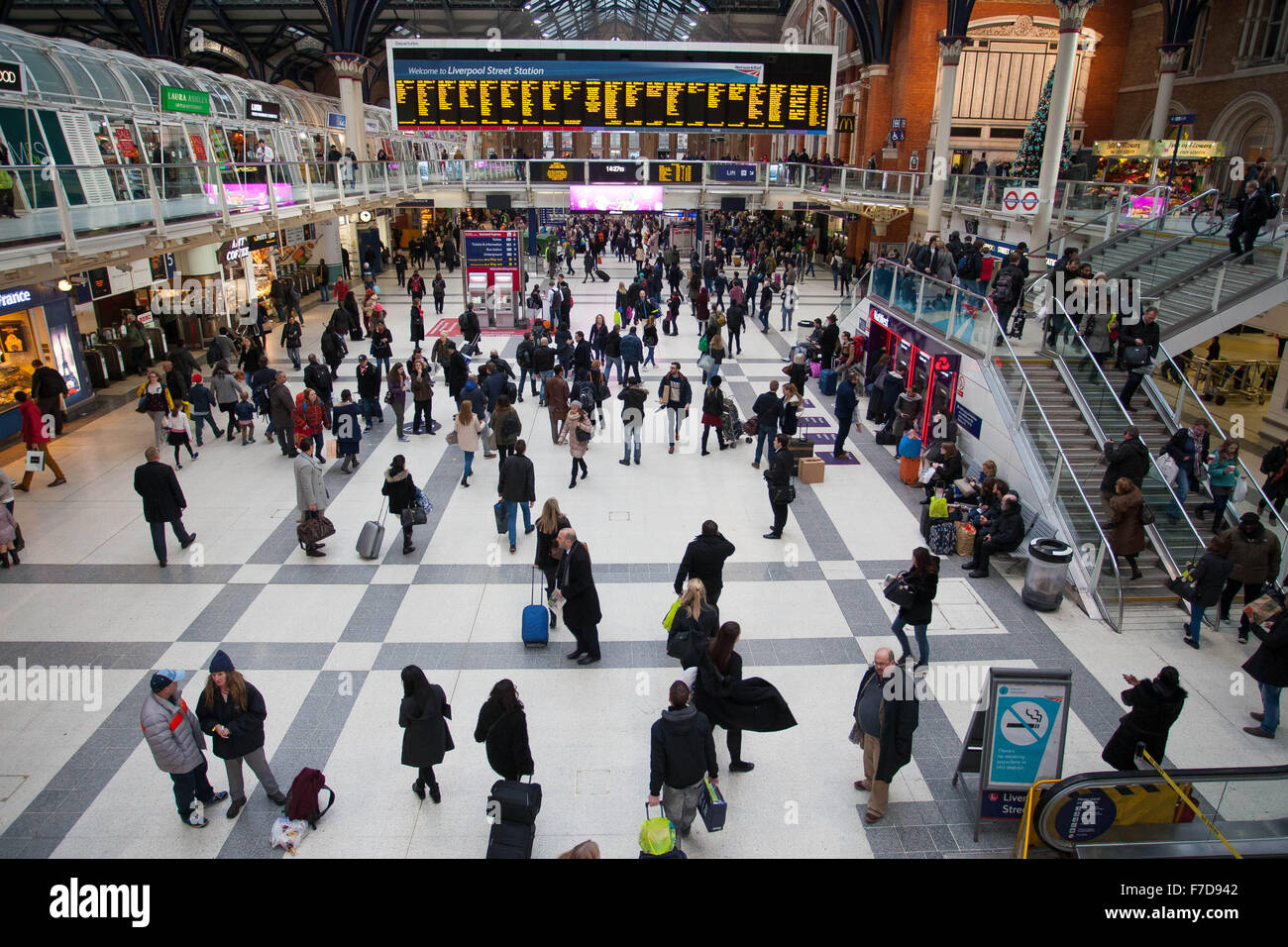 Liverpool street station concourse hi-res stock photography and images ...
