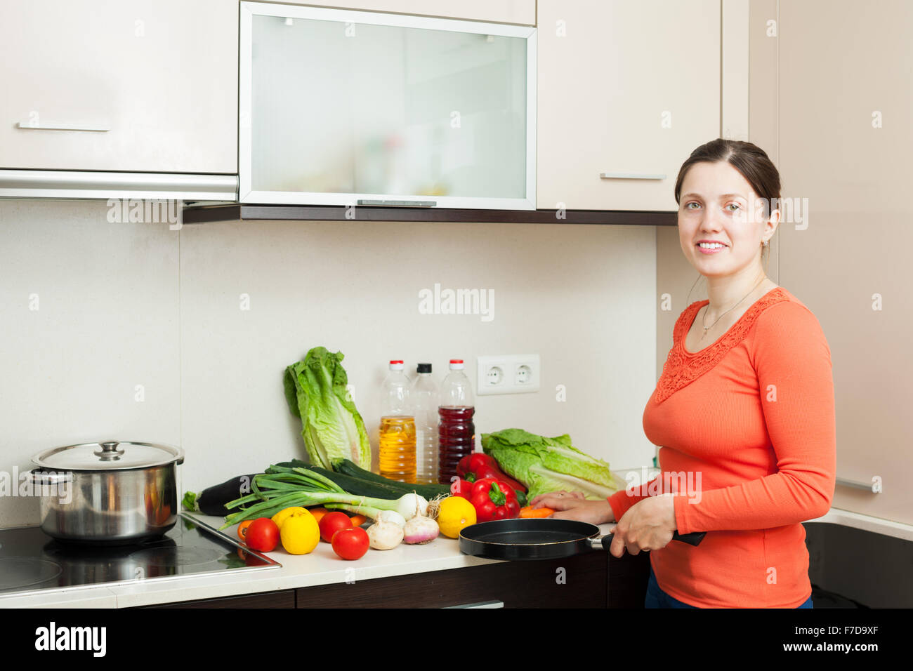 Pretty woman cooking the vegetables in home Stock Photo - Alamy