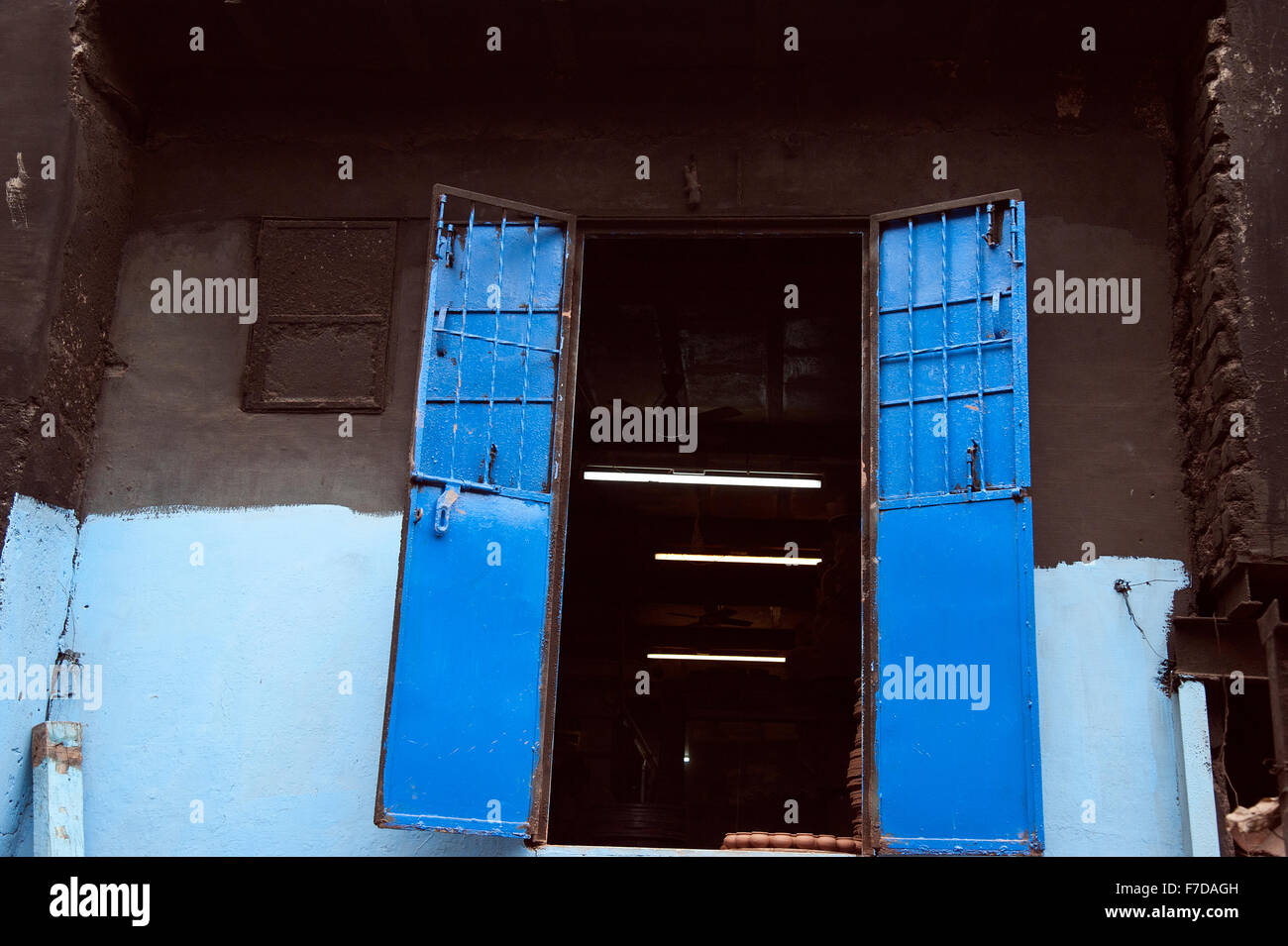 Potter making clay lamps hi-res stock photography and images - Alamy