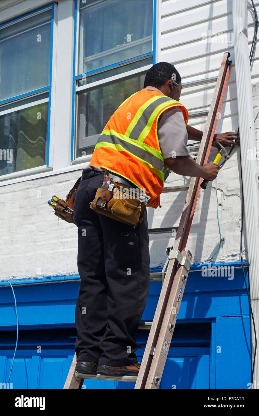 Cable tv man hi-res stock photography and images - Alamy