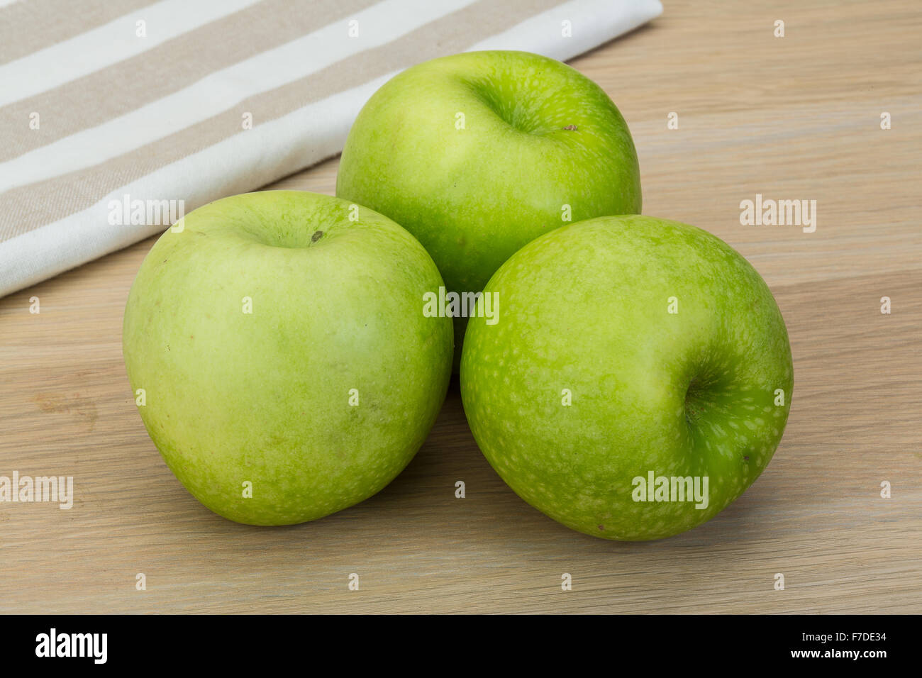 Ripe Green apple on the wood background Stock Photo - Alamy
