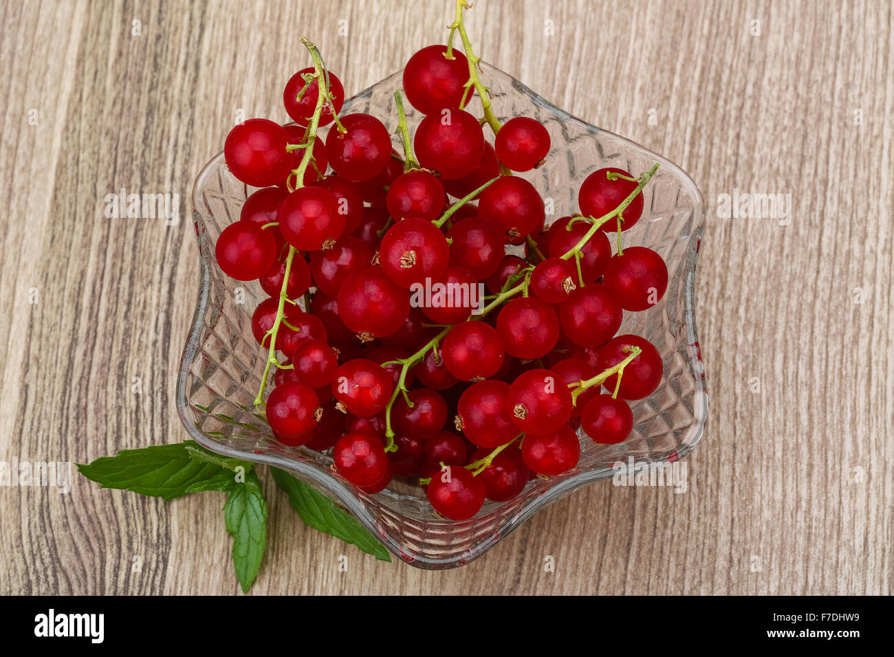 Fresh bright Red currant on the wood background with mint leaves Stock ...