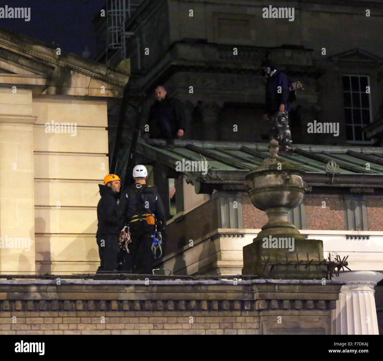 Security On The Roof Of Buckingham Palace High Resolution Stock ...