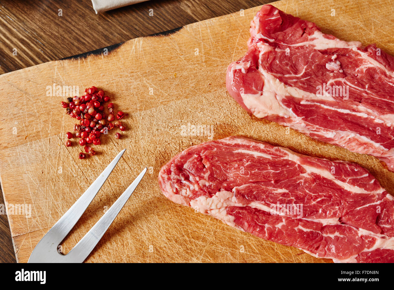 Raw meat on chopping board hi-res stock photography and images - Alamy