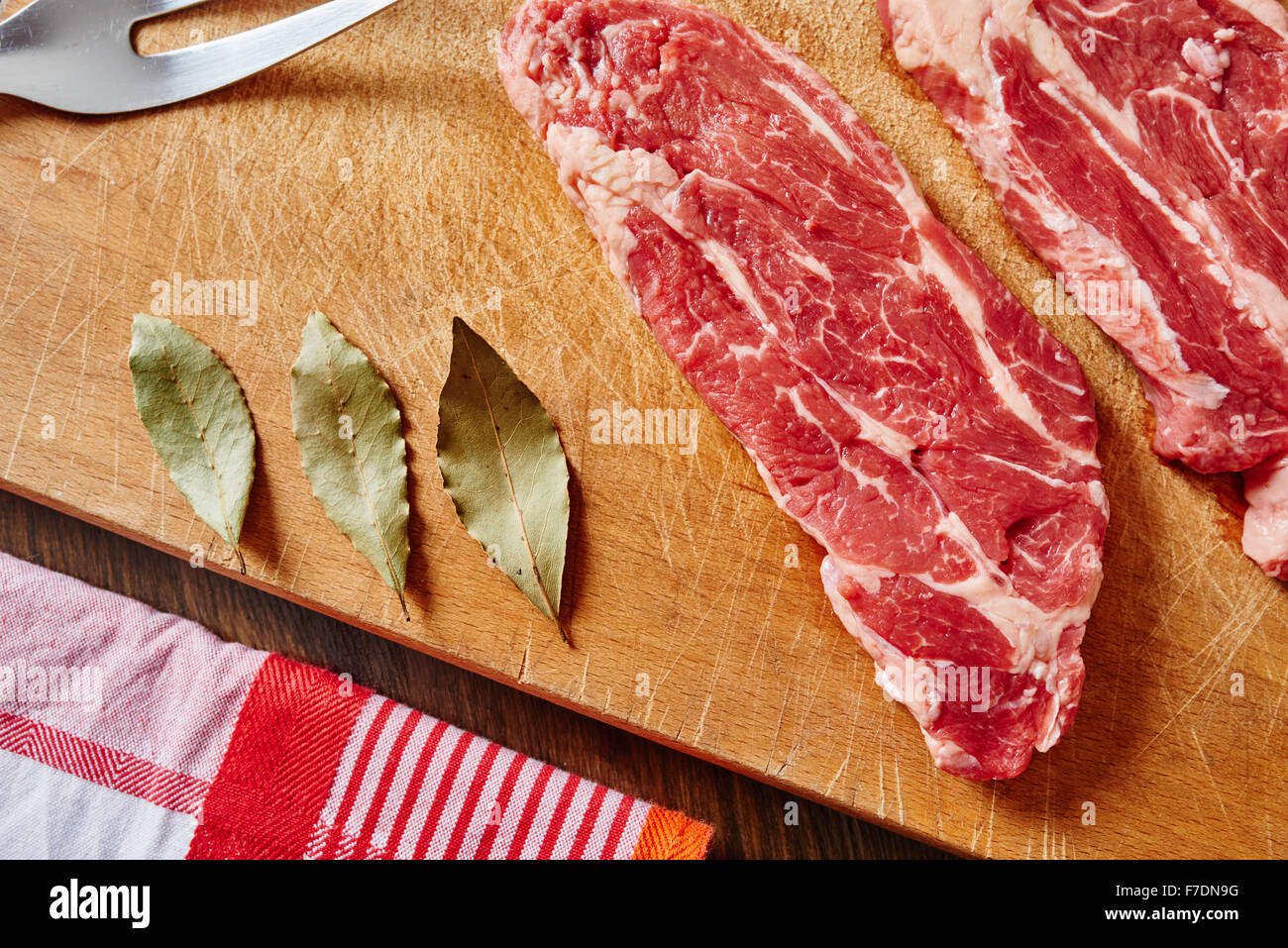 Raw meat placed on chopping board surrounded by ingredients Stock Photo ...