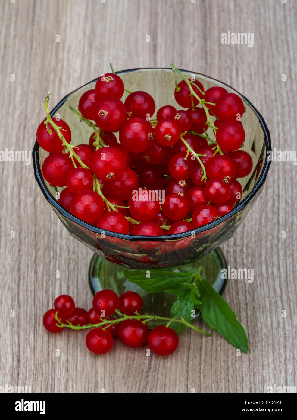 Fresh bright Red currant on the wood background with mint leaves Stock ...