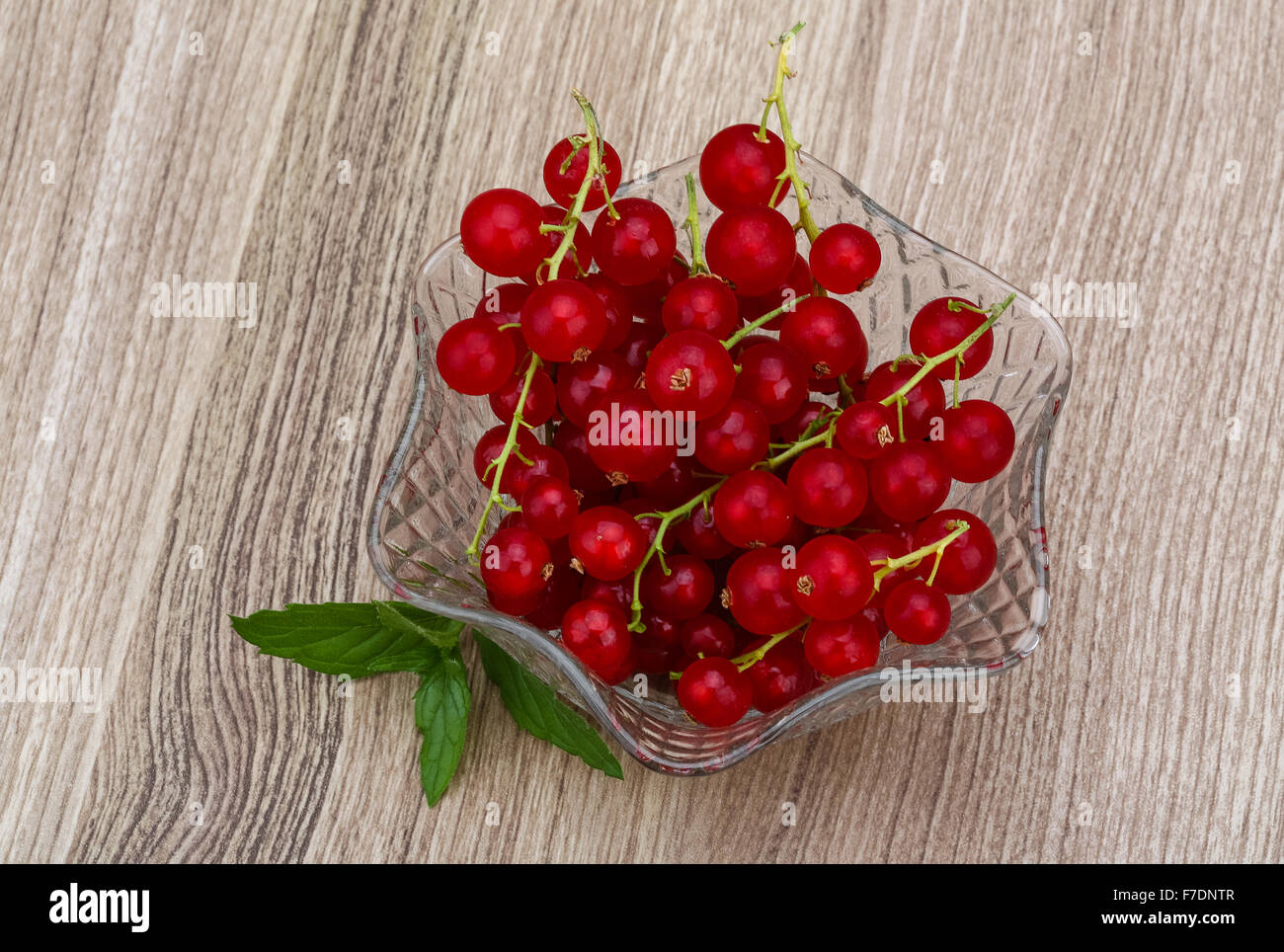 Fresh bright Red currant on the wood background with mint leaves Stock ...